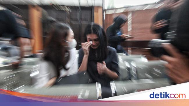 Tangis Anak Hendra Kurniawan Dengar Vonis 3 Tahun Penjara Tangis Anak Hendra Kurniawan Dengar Vonis 3 Tahun Penjara