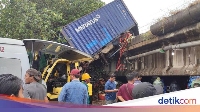 Truk Kontainer dan Motor Jatuh dari Flyover di Semarang