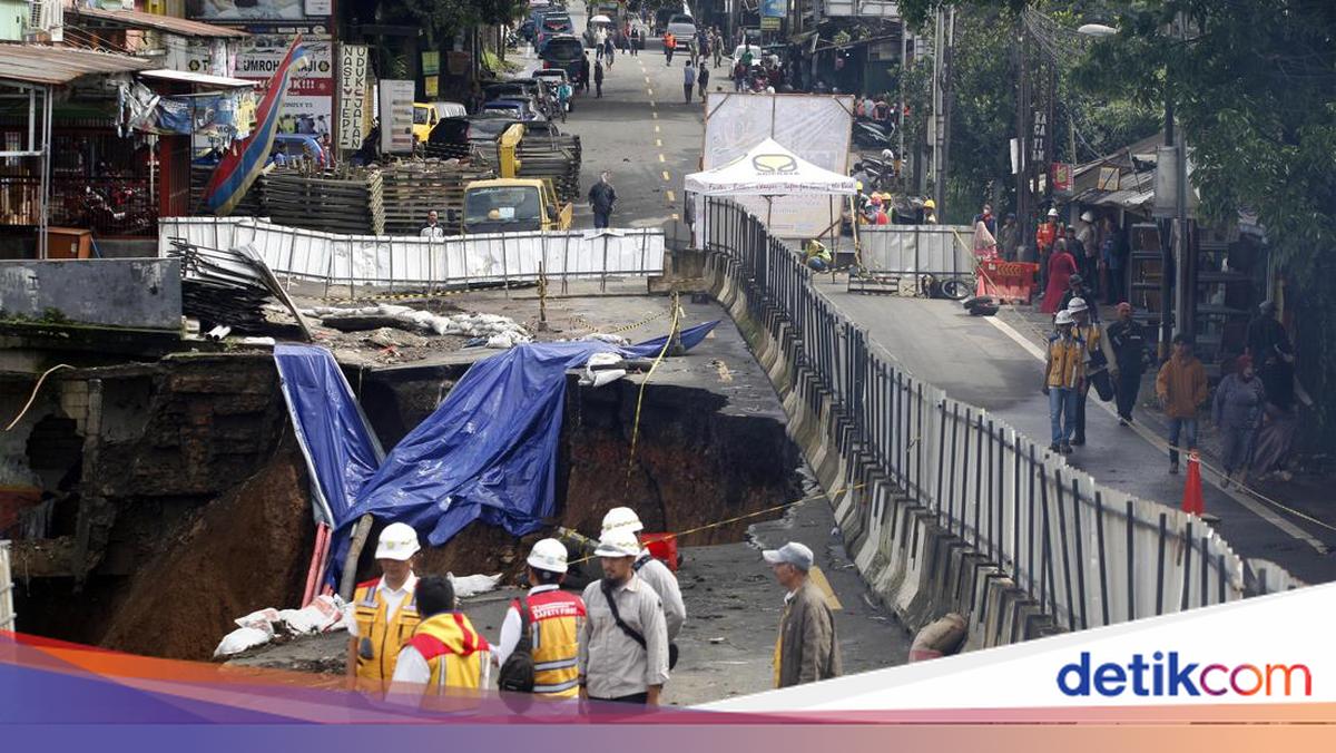 Jembatan Cikereteg Bogor Amblas, Warga di Jalur Alternatif Diharap Maklum