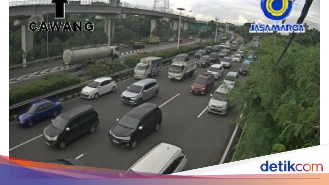 Ada Pohon Tumbang, Tol Jagorawi Arah Kali Cipinang Macet