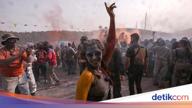 Seru Banget! Perang Tepung Warna-warni di Yunani