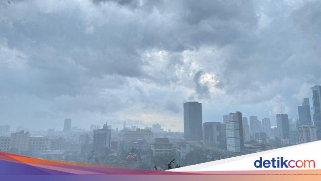Hujan Disertai Angin Kencang Terjadi di Jakarta