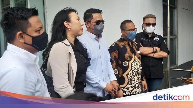 Rizal Djibran Muncul Ke Publik Temani Henny Mona Sidang