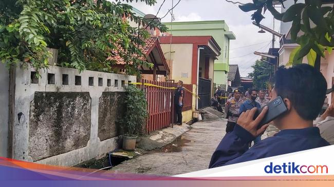 Polisi Temukan Pria Berdarah-darah di TKP Mayat Perempuan di Bekasi Polisi Temukan Pria Berdarah-darah di TKP Mayat Perempuan di Bekasi