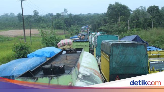 Jalur Lintas Sarolangun-Batanghari Macet Total, Warga Terjebak 22 Jam