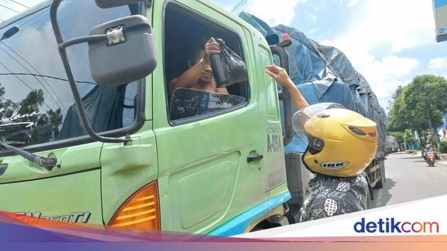 Curhat Sopir Truk Kena Macet di Pantura Rembang, 2 Jam Cuma Dapat 1 Km!