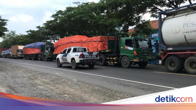 Jalur Pantura Rembang-Pati Macet Parah Siang Ini!