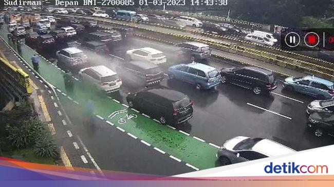 Jalan Sudirman Jakarta Macet, Jalur Sepeda Dipakai Pemotor