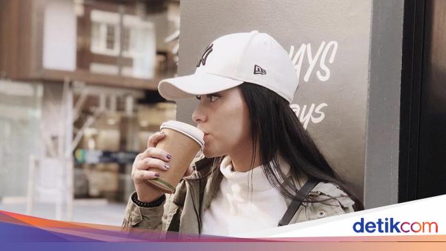 Medina Dina, Teman Dekat Gading Marten yang Hobi Ngopi Cantik