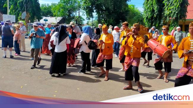 Kunjungi Sumenep, Wisatawan Asing Belajar Membuat Batik hingga Keris