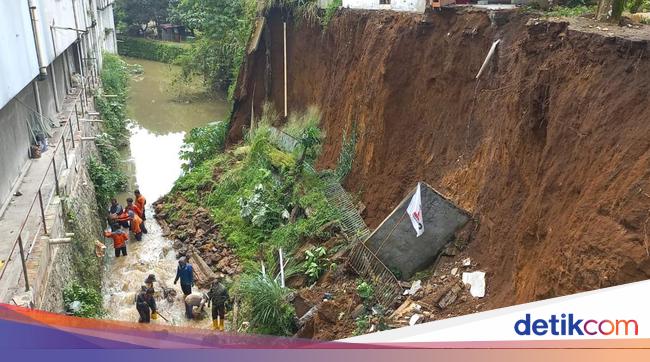 Tebing 20 Meter di Bogor Ambrol, 2 Makam Terbawa Longsor Tebing 20 Meter di Bogor Ambrol, 2 Makam Terbawa Longsor