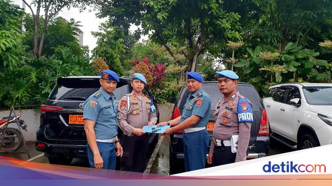 Puspom TNI Serahkan Fortuner-Innova Berpelat Dinas TNI Palsu ke Polda Metro Puspom TNI Serahkan Fortuner-Innova Berpelat Dinas TNI Palsu ke Polda Metro