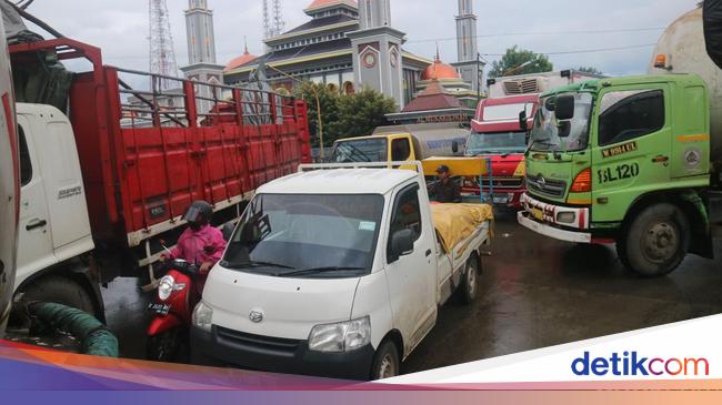 Jalur Pantura Juwana Pati Rembang Macet Parah hingga 21 Kilometer