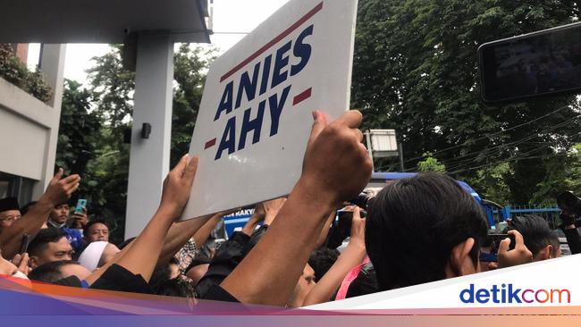 Poster Anies-AHY di DPP Demokrat dan Momen Kompak Duet 'Cinta Luar Biasa'