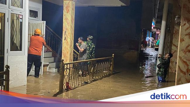 Sungai Jompo Meluap, Rumah Bupati Jember Kebanjiran