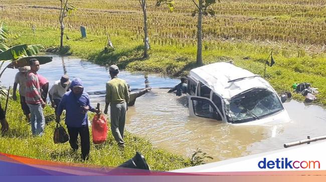 Mobil Siaga Desa di Bojonegoro Muat 5 Emak-emak Tercebur Sungai Irigasi