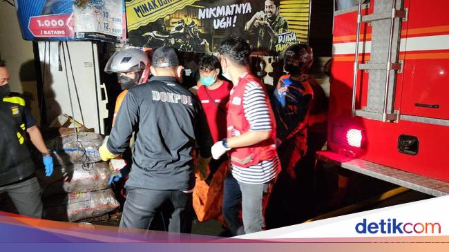 Petugas Bolak-balik Evakuasi Jenazah Korban Kebakaran Depo Pertamina ...