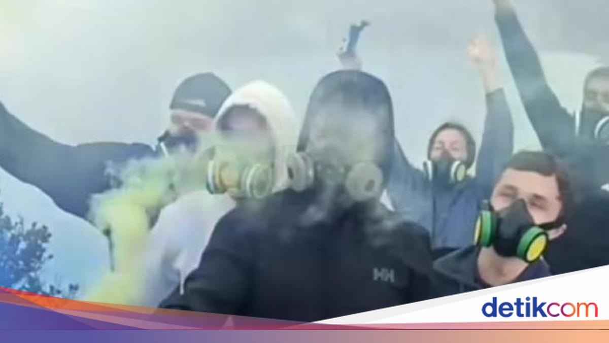 Kecolongan! Bule Rusia Nyalakan Bom Asap di Kawah Ijen Tak Pakai Guide