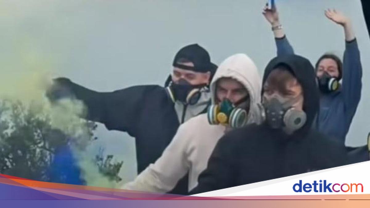 Pelaku yang Nyalakan Bom Asap di Kawah Ijen Ternyata Turis Rusia