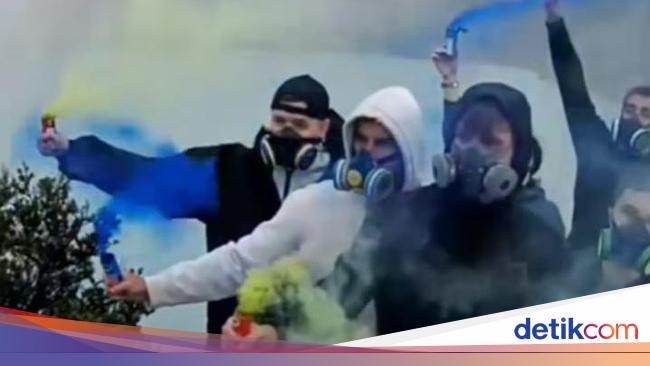 Bule Rusia Ngonten Pakai Bom Asap di Kawah Ijen Terancam Di-blacklist