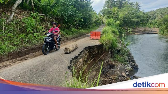 Jalan Jebol di Desa Yehembang Kauh Bahayakan Pengendara Jalan Jebol di Desa Yehembang Kauh Bahayakan Pengendara