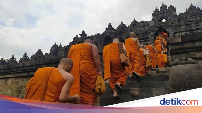 Begini Kesan Naik Candi Borobudur Pakai Sandal Upanat