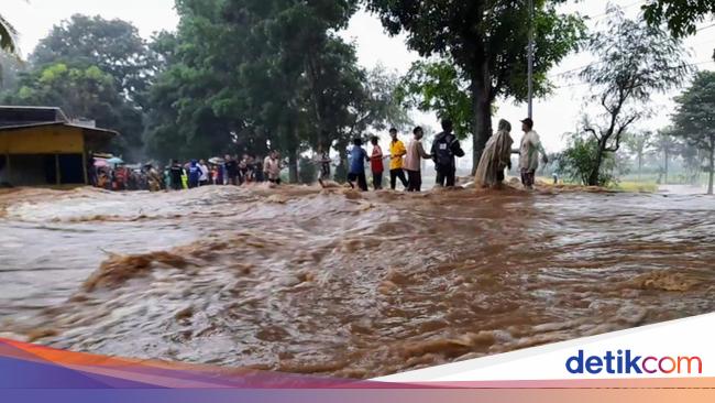 Curah Hujan Tinggi, Jalur Bondowoso-Jember Berubah Jadi Sungai