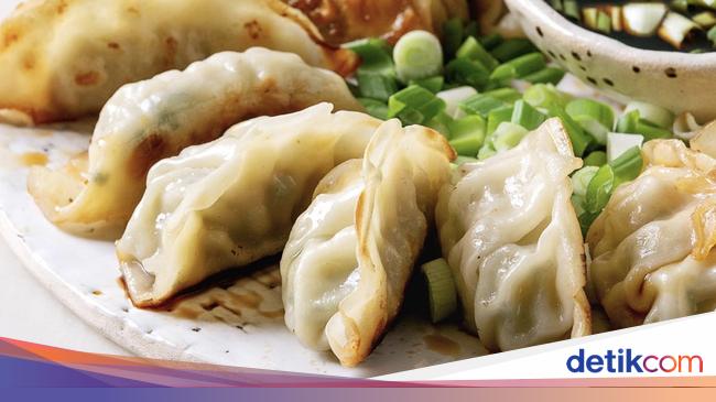 Mantul! 20 Kuotie Isi Ayam yang Gurih Ada di Sini