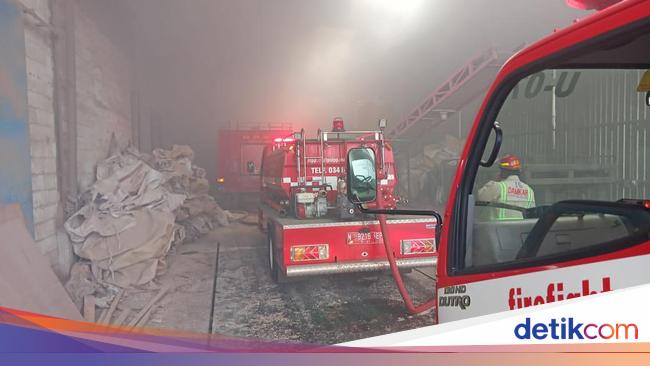 Pabrik Pengolahan Kayu di Singosari Malang Terbakar