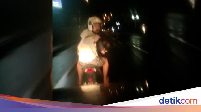 Ngeri! Pemotor Bercelurit Bacok Kap Mesin X-Trail Berujung Ambruk Diseruduk