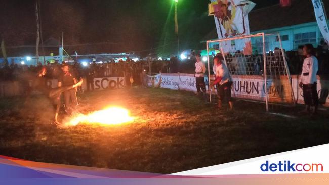 Rahasia Santri Cirebon 'Kebal' Panas Saat Main Bola Api
