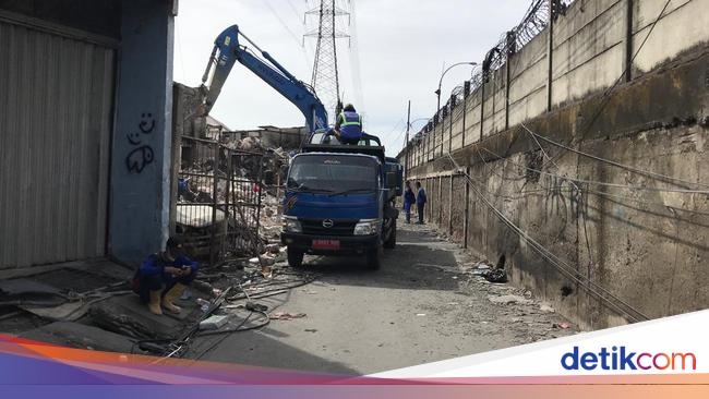 Petugas Masih Bersihkan Sisa Kebakaran Permukiman dekat Depo BBM Plumpang Petugas Masih Bersihkan Sisa Kebakaran Permukiman dekat Depo BBM Plumpang