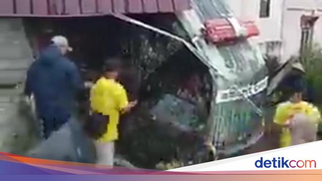 Ambulans Bawa Jenazah Seruduk Rumah Warga di Kerinci