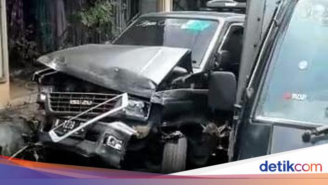Kecelakaan Beruntun Libatkan 6 Kendaraan Terjadi di Lumbang Probolinggo Kecelakaan Beruntun Libatkan 6 Kendaraan Terjadi di Lumbang Probolinggo