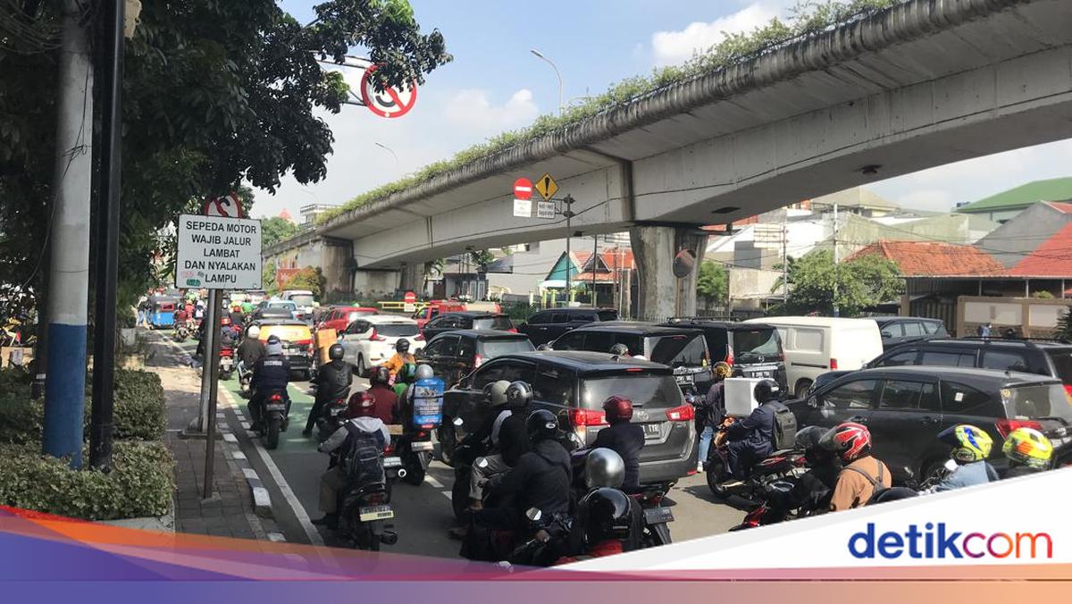 Lalin Jalan Letjen Suprapto Johar Baru Arah Pasar Senen Padat Pagi Ini