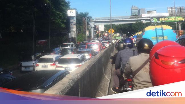 Jalan TB Simatupang Arah Fatmawati Macet Parah Sejak Tanjung Barat Jaksel Jalan TB Simatupang Arah Fatmawati Macet Parah Sejak Tanjung Barat Jaksel