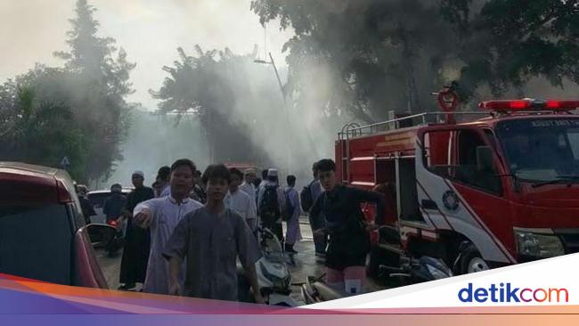 Siswa Berhamburan Saat Kebakaran Besar di Samping SMAN 112 Jakarta
