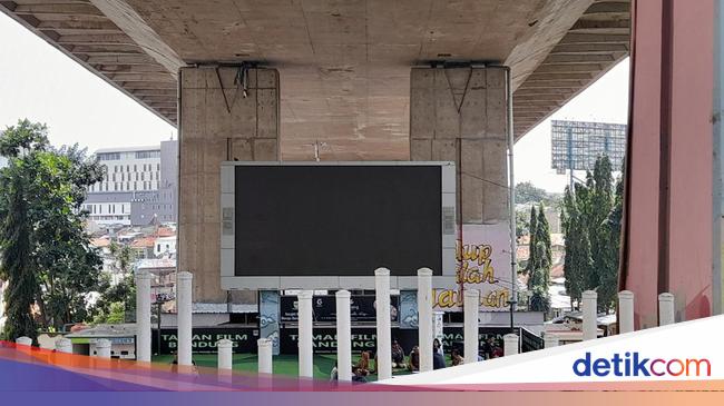 Cara Warga Habiskan Waktu di Taman Film Bandung