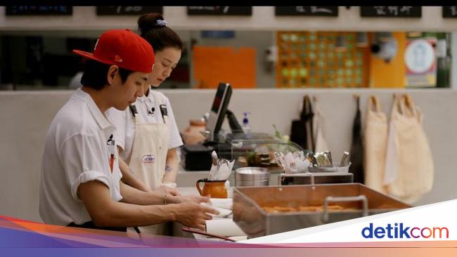 Tampil di 'Jinny's Kitchen', V BTS Jadi Pelayan di Restoran