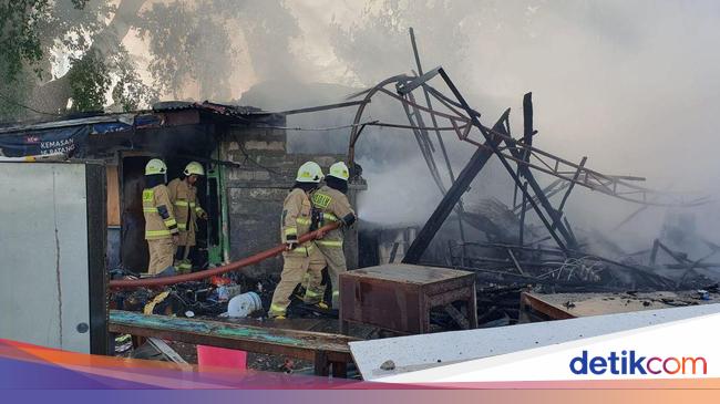 Diduga Korsleting, Warung Makan-Bengkel Dekat SMA di Jakbar Terbakar