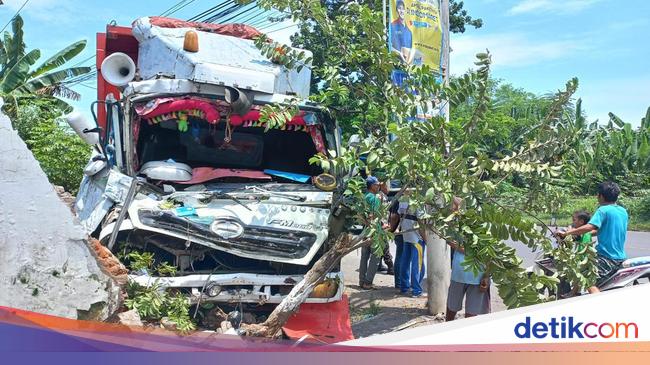 Dump Truk Tabrak Rumah Warga Lalu Minimarket di Probolinggo, 1 Luka