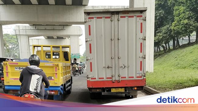 Ada Truk Gangguan, Lalin Jalan MT Haryono Cawang Depan BNN Macet