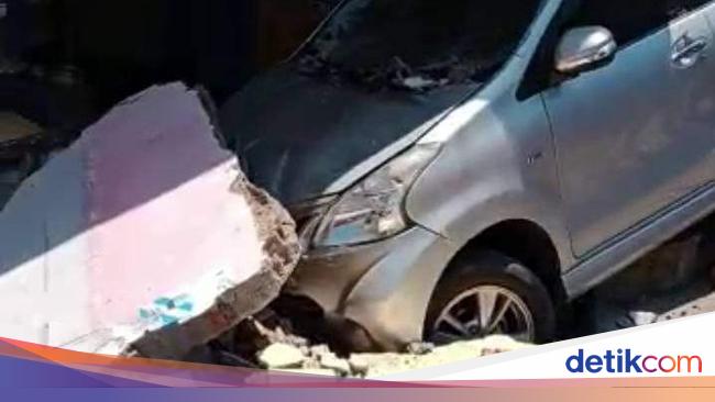 Mobil Tabrak Tembok Warung di Pandanlor Karanganyar Sampai Jebol