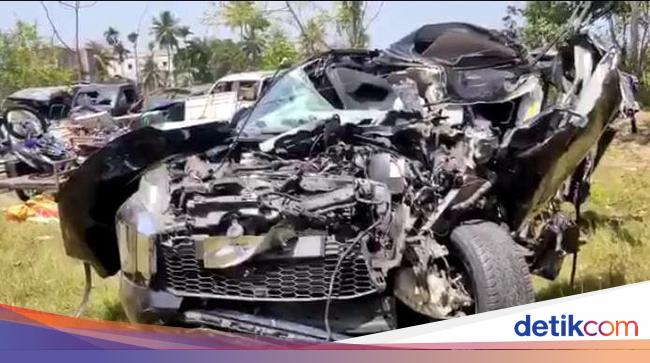 Detik-detik Mobil Pj Bupati Aceh Timur Tabrak Truk hingga Hancur