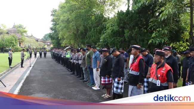 Polisi-Pecalang Amankan Demo Ratusan Buruh di Depan Kantor DPRD Bali
