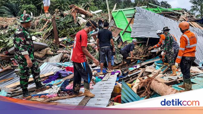 Potret Evakuasi Korban Yang Tertimbun Tanah Longsor Di Serasan Natuna