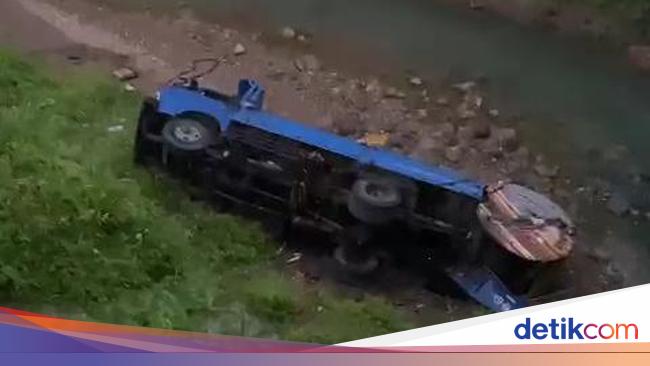 Truk Masuk ke Jurang di Tasik gegara Ikuti Google Maps