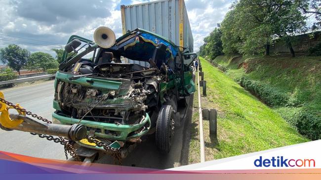 Truk Tabrak Truk di Tol Jakarta-Tangerang, Diduga Sopir Kurang Antisipasi