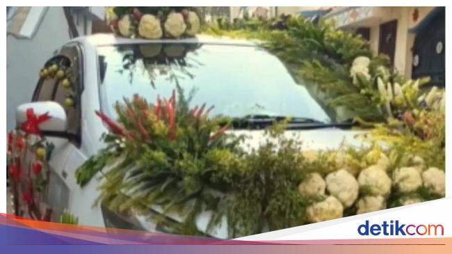 Bukan Pakai Bunga, Mobil Pengantin Ini Dihiasi dengan Aneka Sayuran