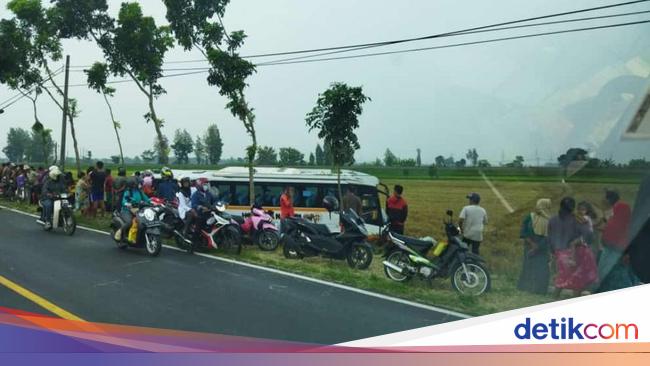 Bus Harapan Jaya Terjun ke Sawah di Kediri